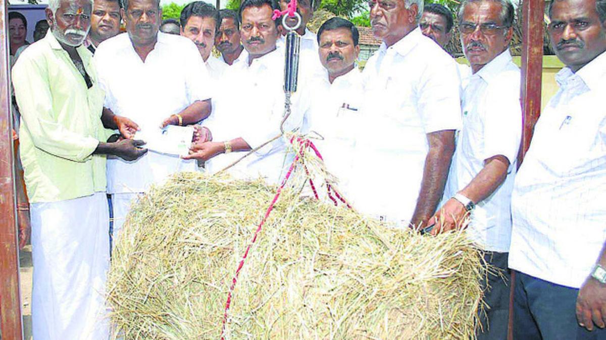 Sale of subsidised dry fodder begins - The Hindu