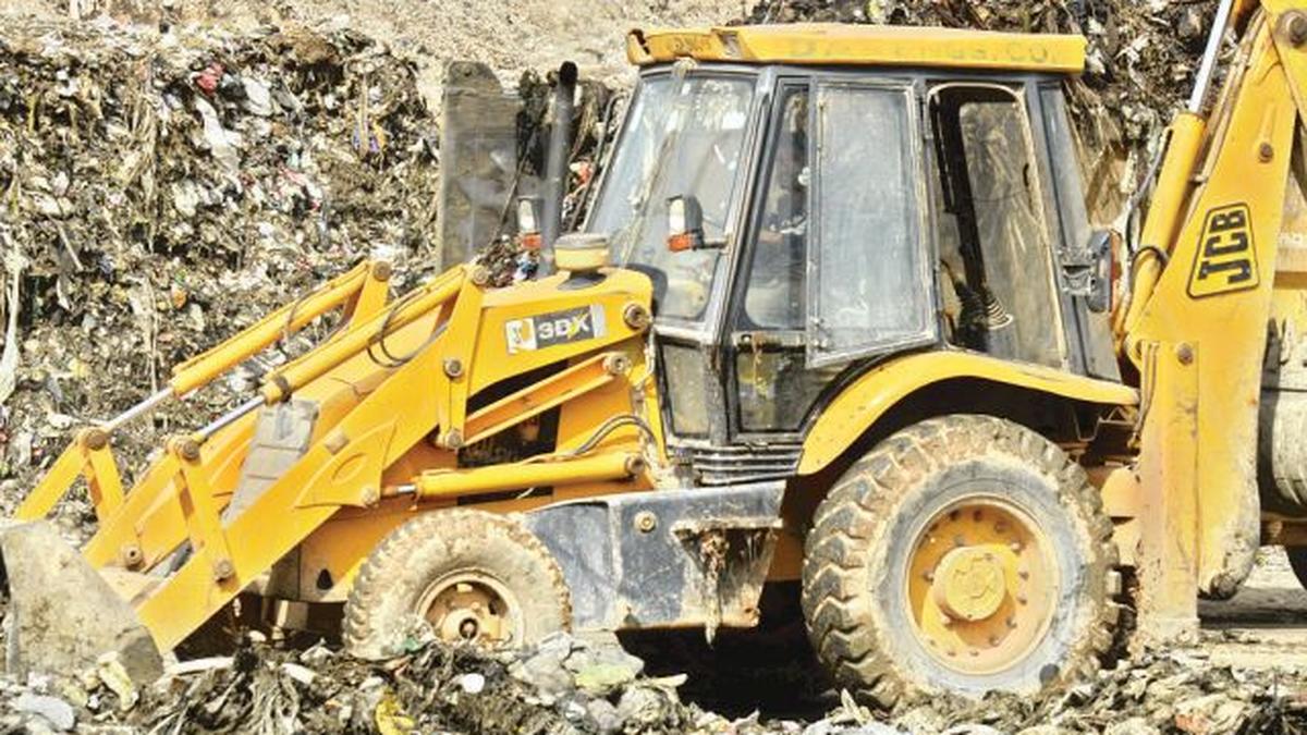 Garbage continues to haunt Mandur residents - The Hindu