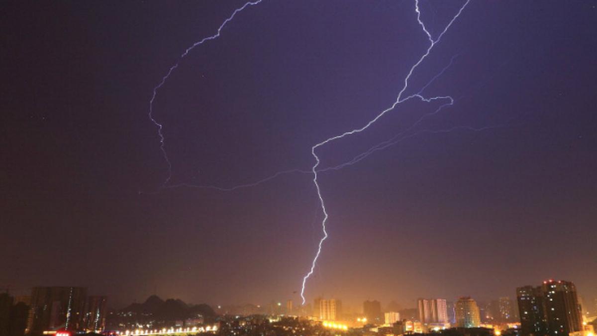 Laser beams may control path of lightning - The Hindu