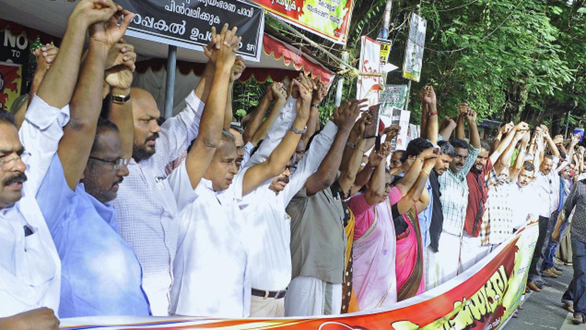 Maharaja’s human chain protest held in Kochi - The Hindu