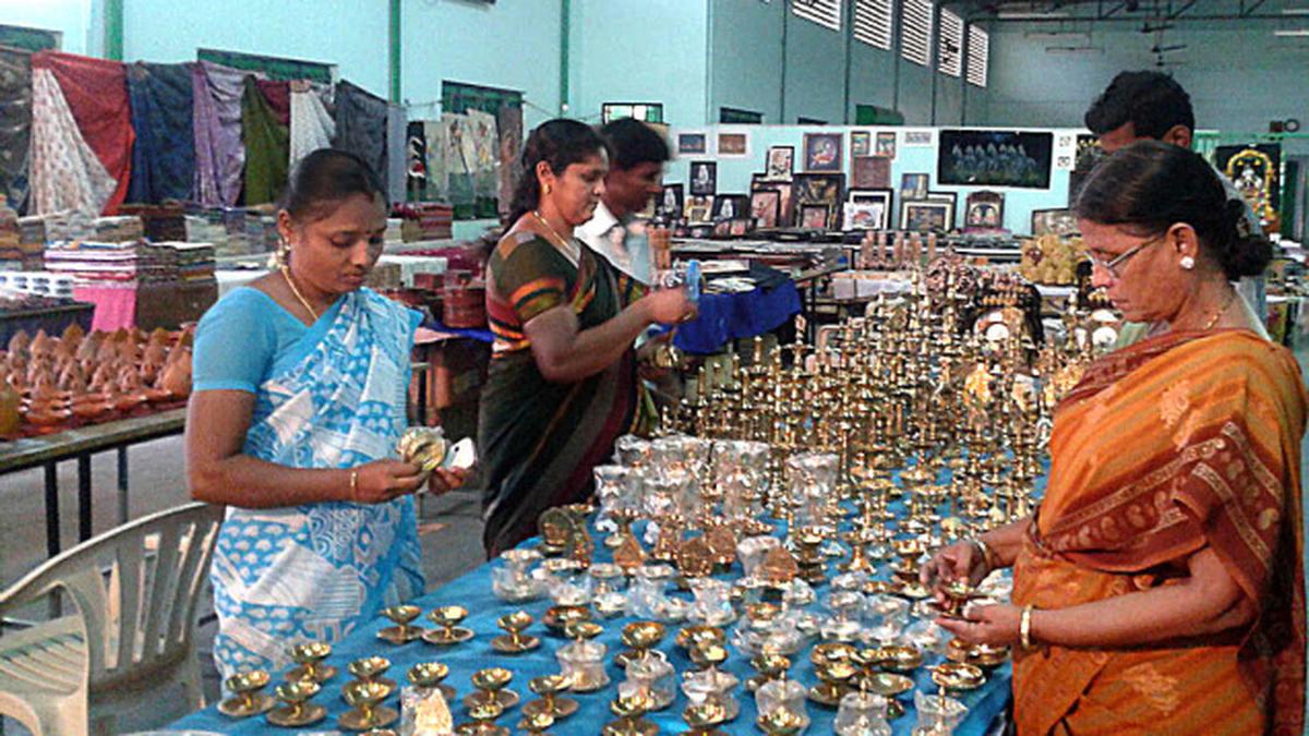 Poompuhar back with its rich collection of art work - The Hindu