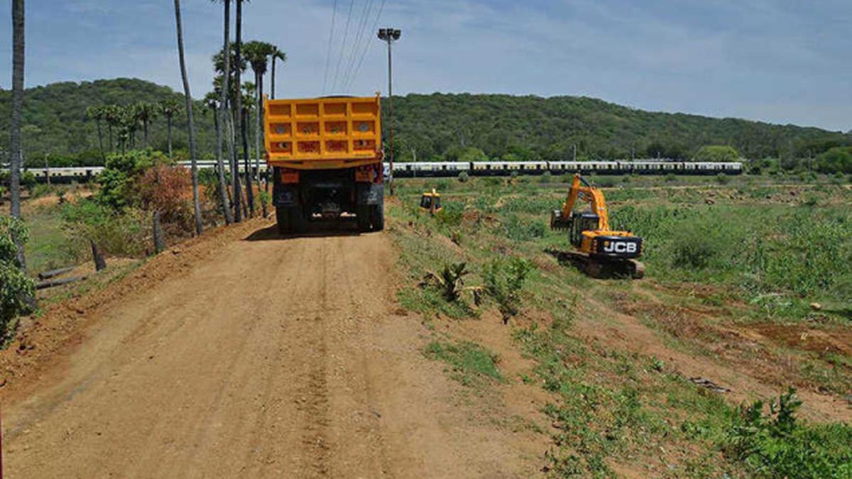 Paranur Lake bund to be strengthened - The Hindu