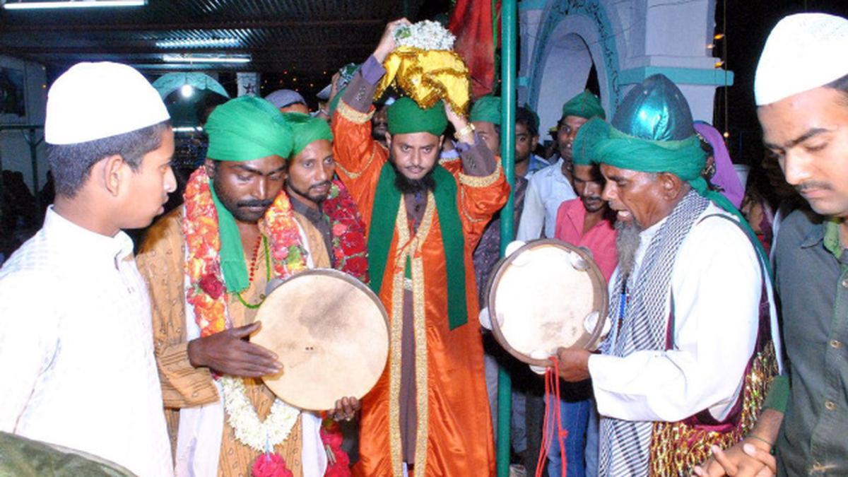 Peethadhipathi offers ‘gandham’ in dargah - The Hindu