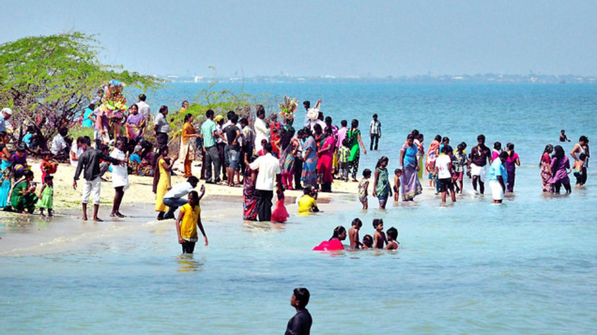 Picnic spots draw huge crowds - The Hindu