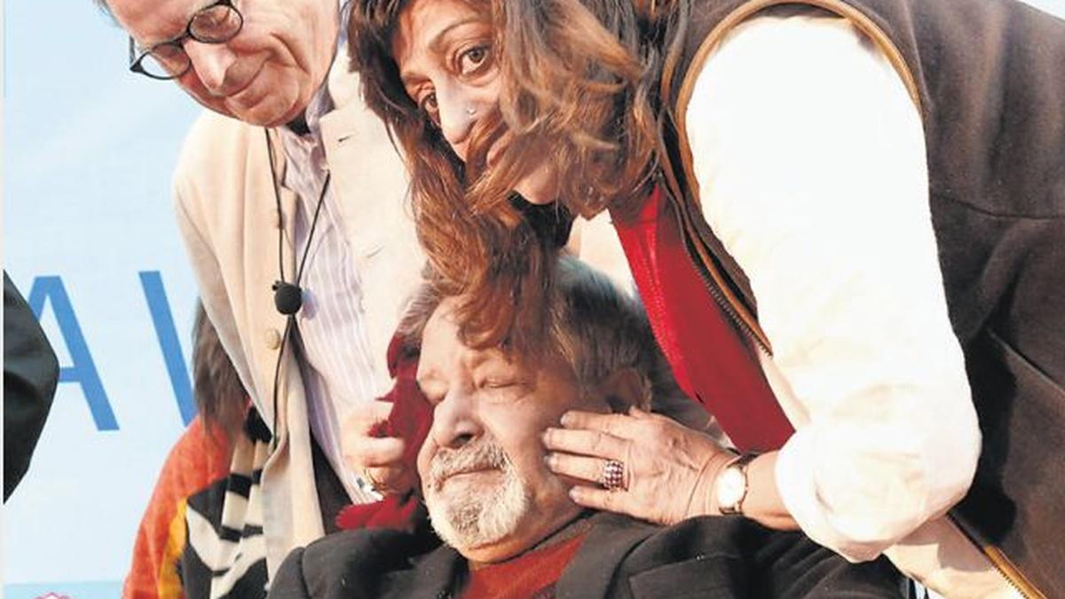 Naipaul turns emotional - The Hindu