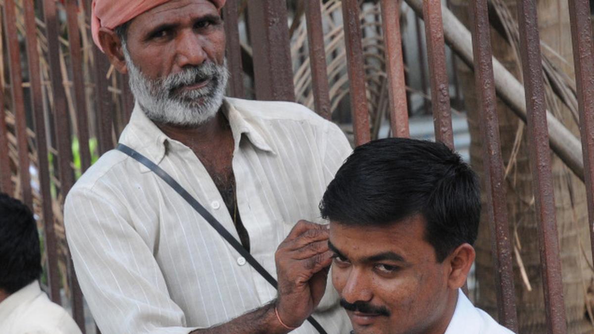 Mumbai’s ear cleaners - The Hindu