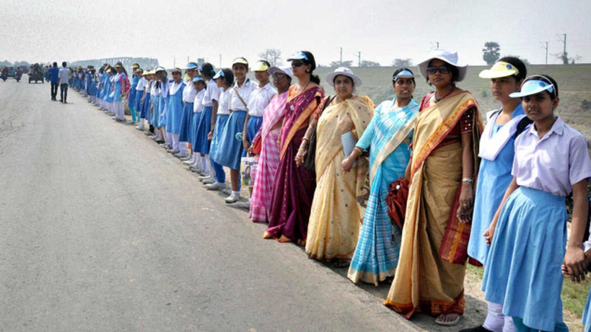 Human chain formed in Bengal - The Hindu