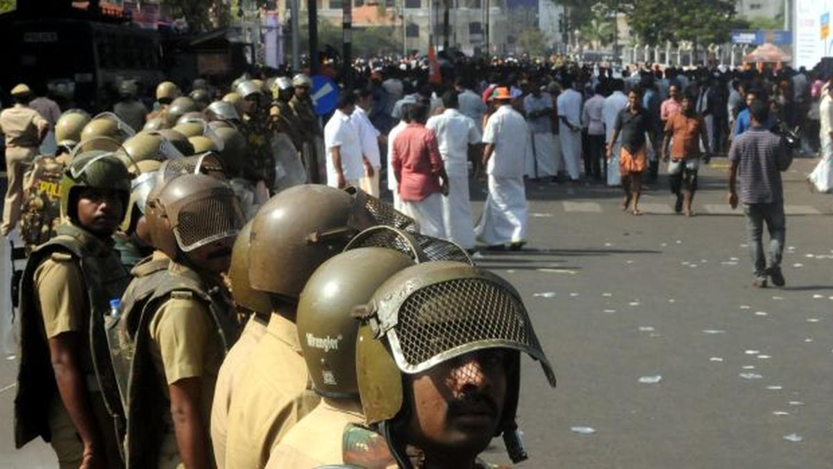 Widespread violence outside Kerala Assembly - The Hindu