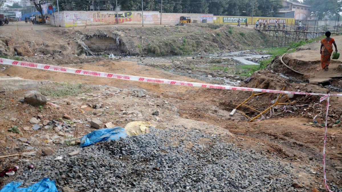 Construction of flyover at Padi Kuppam comes to a halt - The Hindu