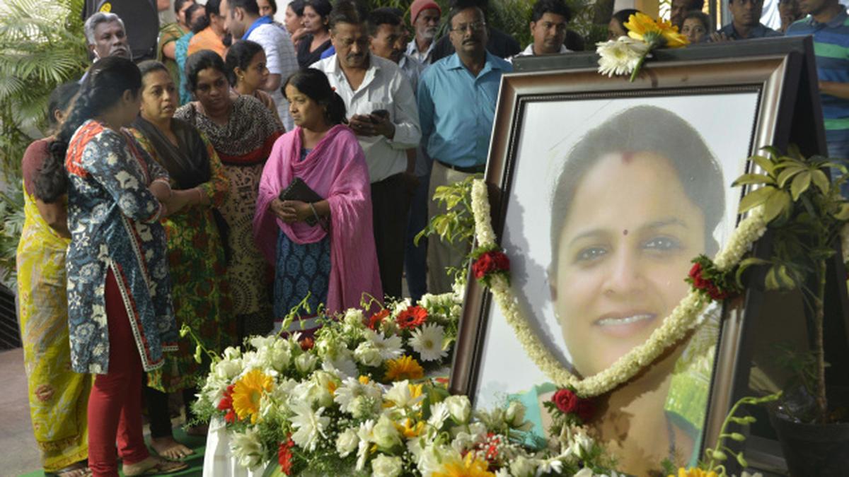 Prabha’s family, friends pay homage in Bengaluru - The Hindu