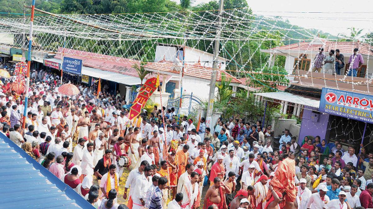 Thousands take part in temple procession - The Hindu