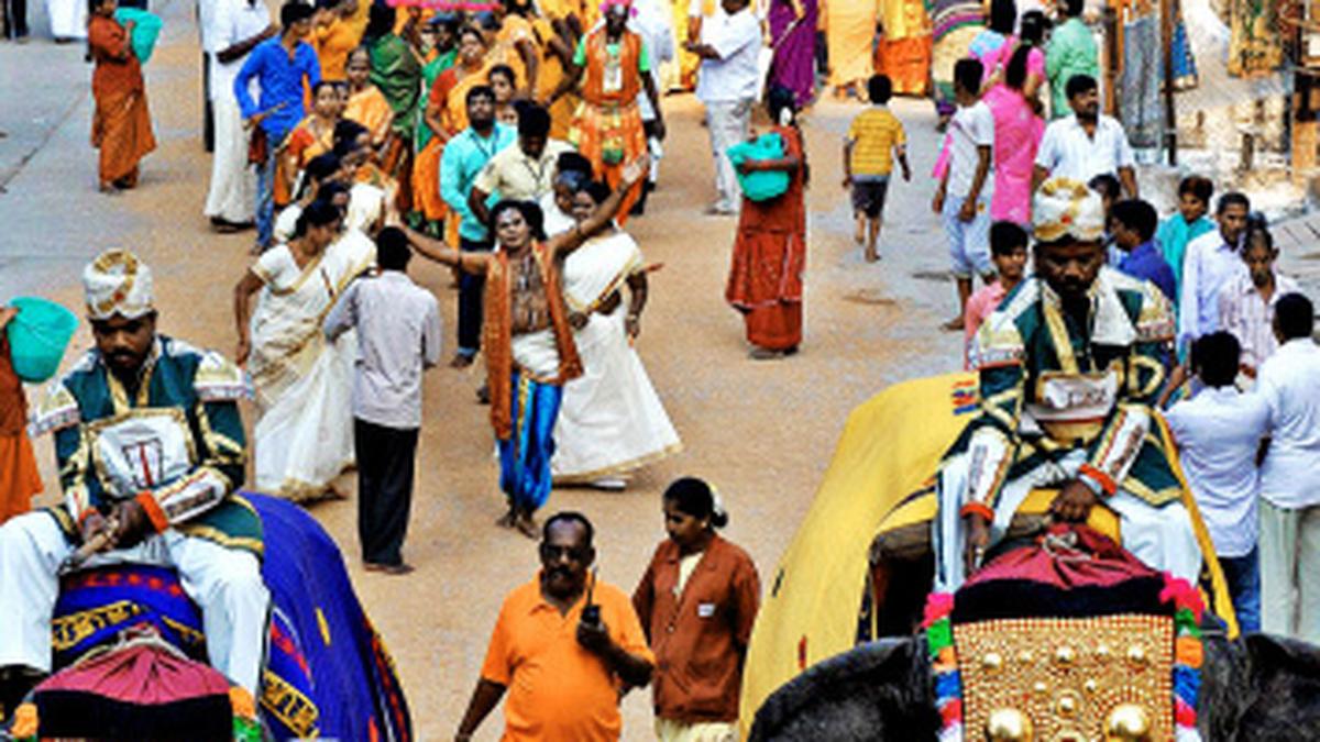 Chariot festival a huge draw - The Hindu