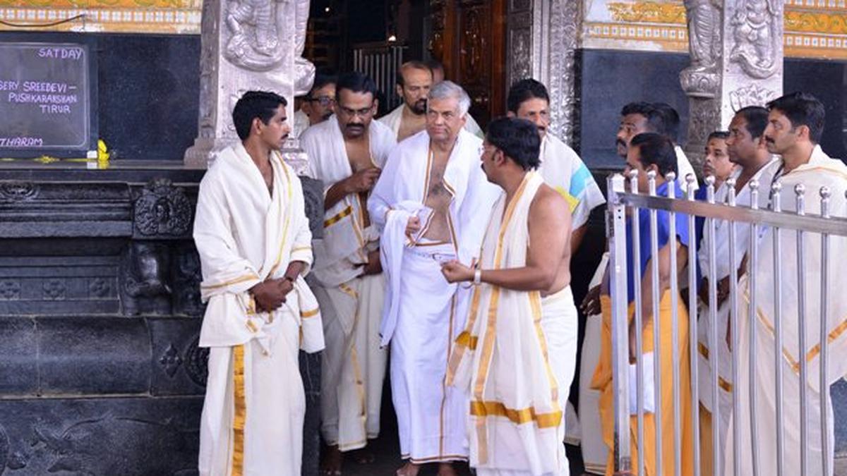 Wickramasinghe visits Guruvayur - The Hindu