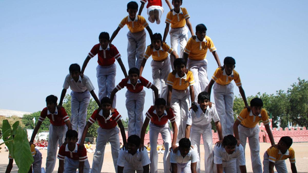 U.K. students hit upon formula for perfect human pyramid - The Hindu