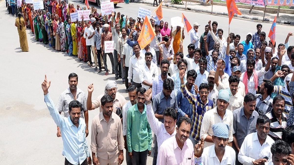 RTPS contract labourers stage demonstration in Raichur - The Hindu