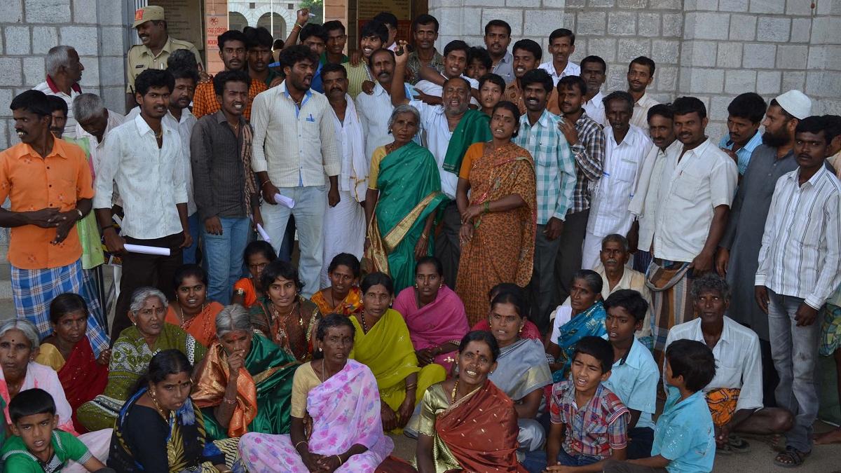 Women stage protest against sale of liquor - The Hindu