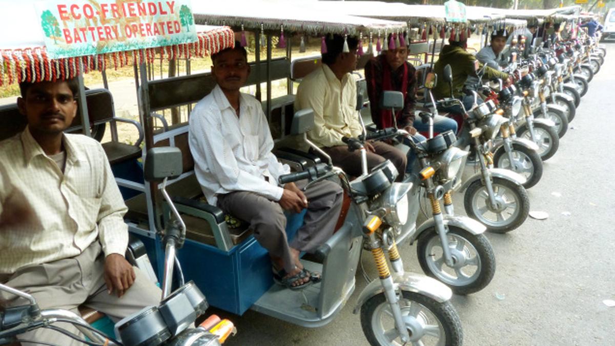 Govt relaxes norms for licences for e-rickshaw drivers - The Hindu