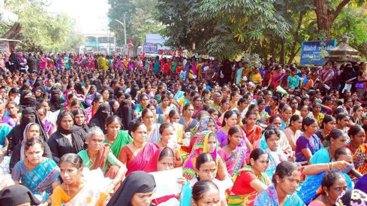 Beedi workers stage dharna - The Hindu