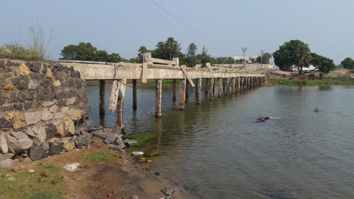 This bridge is a daily risk - The Hindu