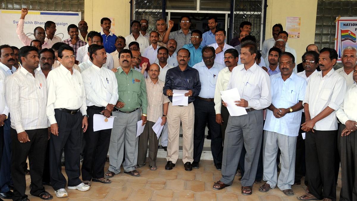 LIC employees oppose insurance ordinance - The Hindu