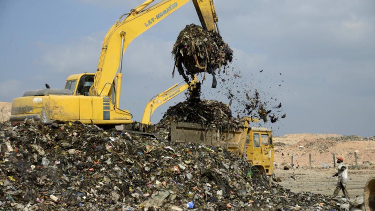 Accumulated garbage haunts Mandur residents - The Hindu