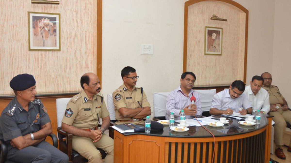 Visakhapatnam moves to meet cyclone threat - The Hindu