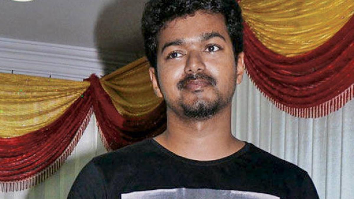 Vijay celebrates success of 'Kaththi' - The Hindu