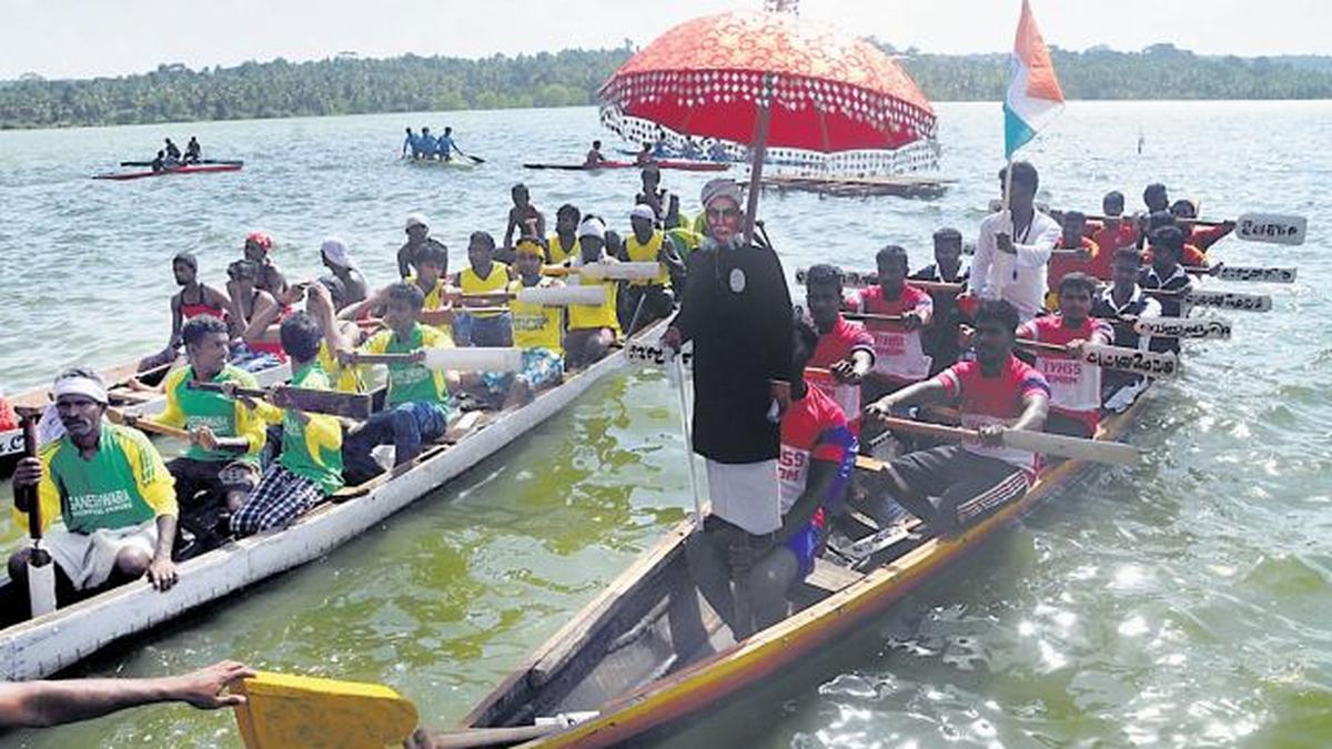 Thekkekara Chundan makes a splash - The Hindu