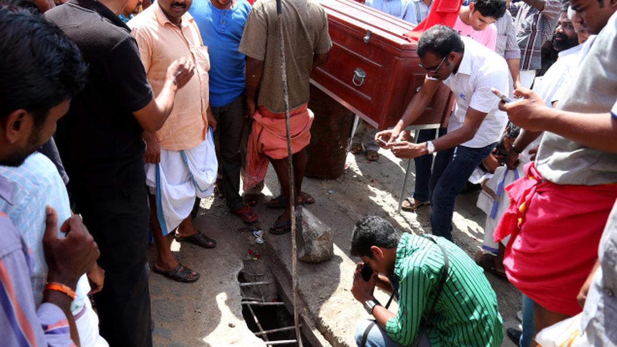 Bridge on Periyar river at Kalady develops large fissure - The Hindu