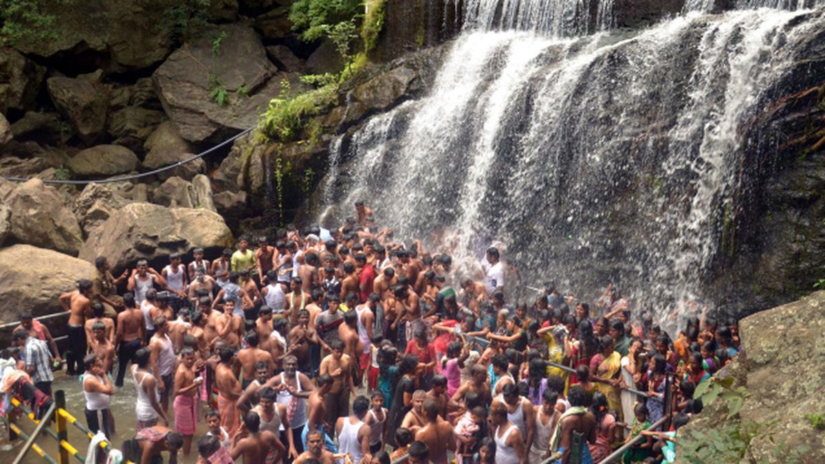 Show of heads over the weekend at Suruli Falls - The Hindu