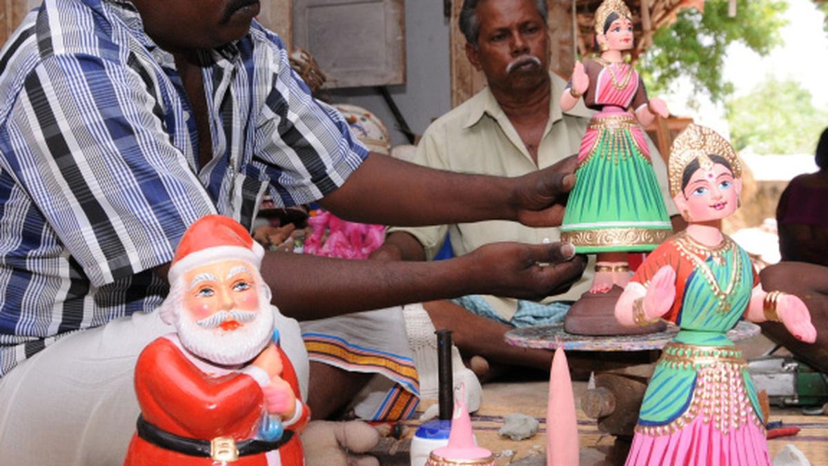 Vilachery artisans add colourful life to dolls - The Hindu