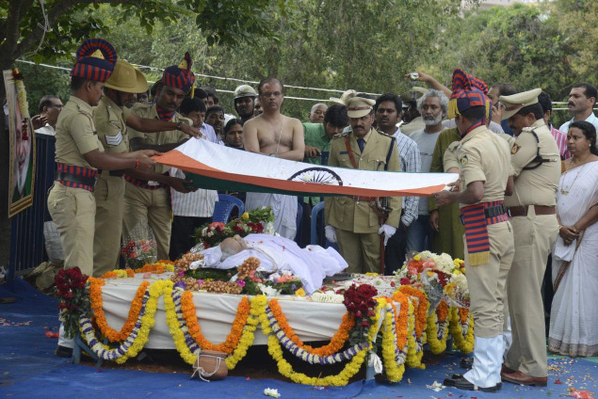 Ananthamurthy cremated with State honours - The Hindu