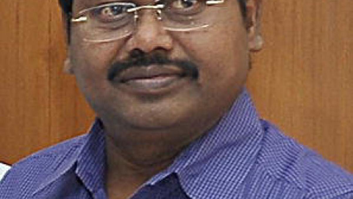 Tiruvarur collector assumes charge - The Hindu