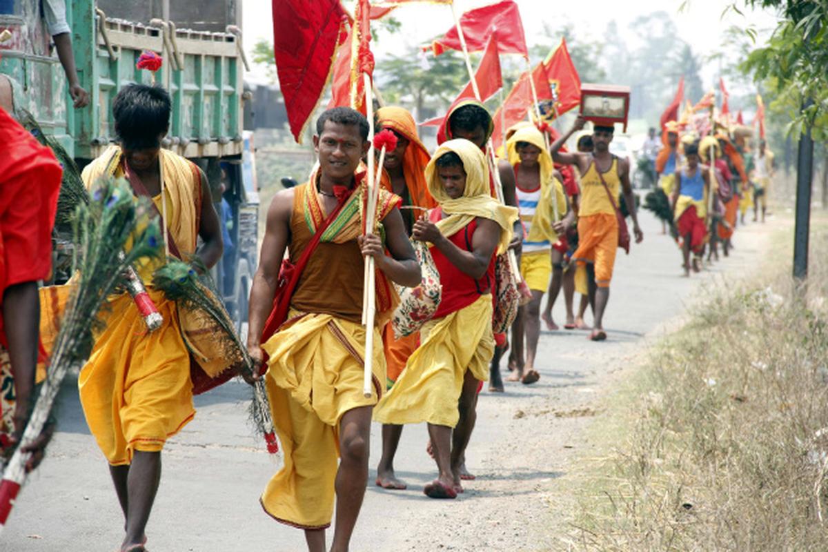 Danda Nata troupes return to vote in Ganjam - The Hindu