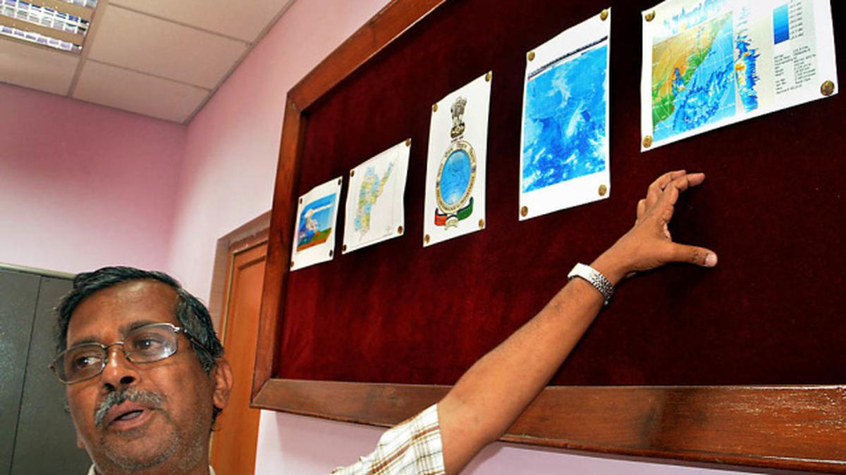 Students have a peep into how the weatherman works - The Hindu