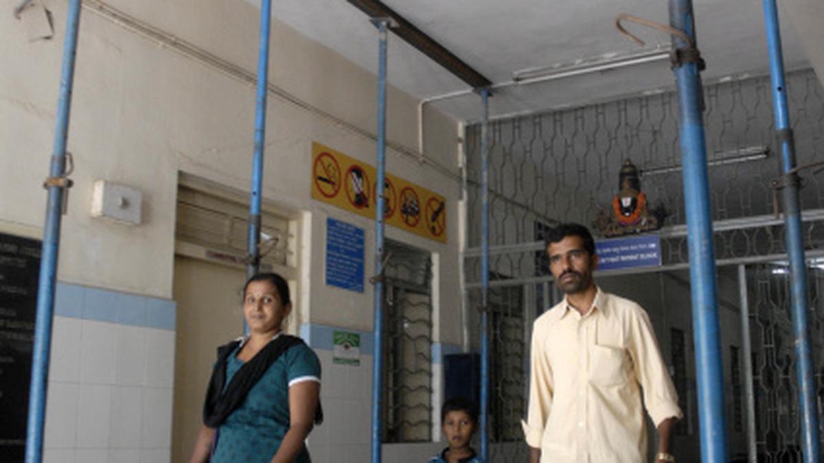 Walls in Victoria Hospital’s ENT Block develop cracks - The Hindu