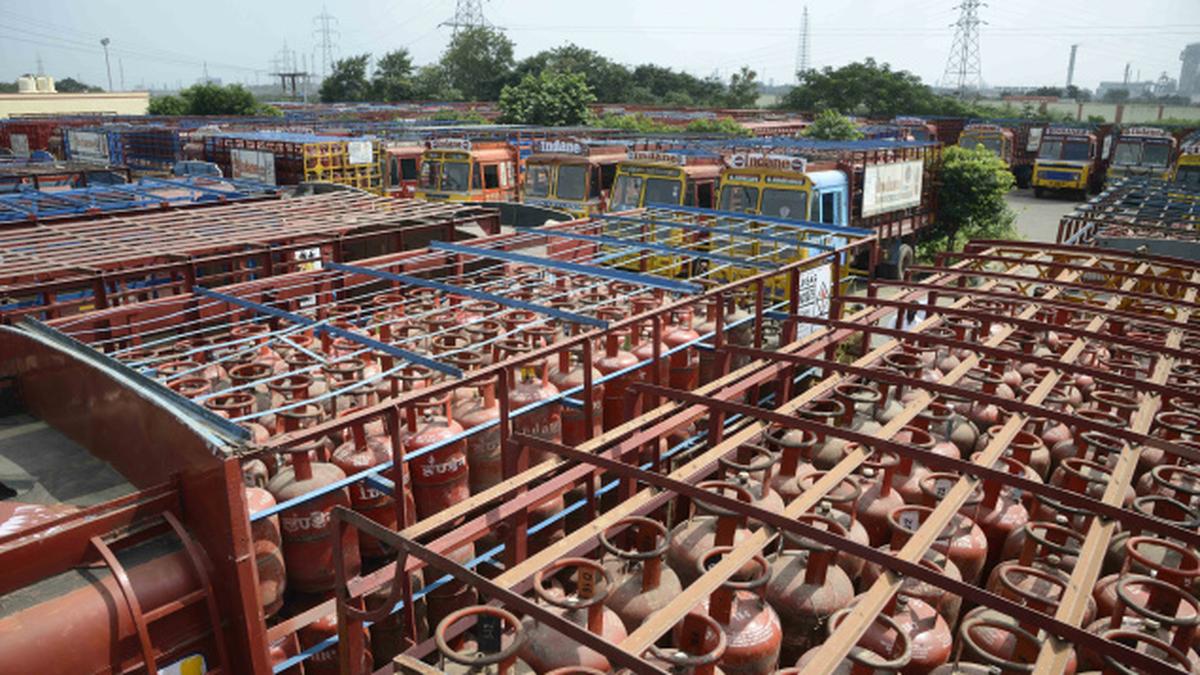 Indane LPG cylinder lorry drivers call off strike - The Hindu