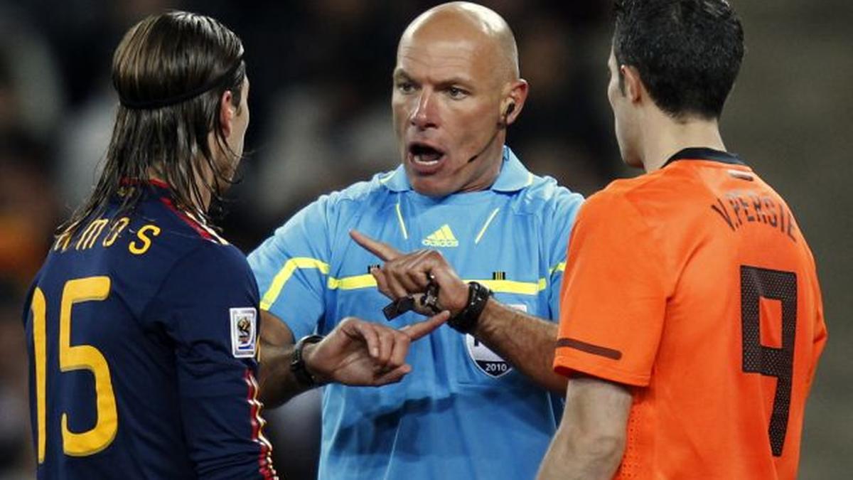 FIFA backs established referees - The Hindu