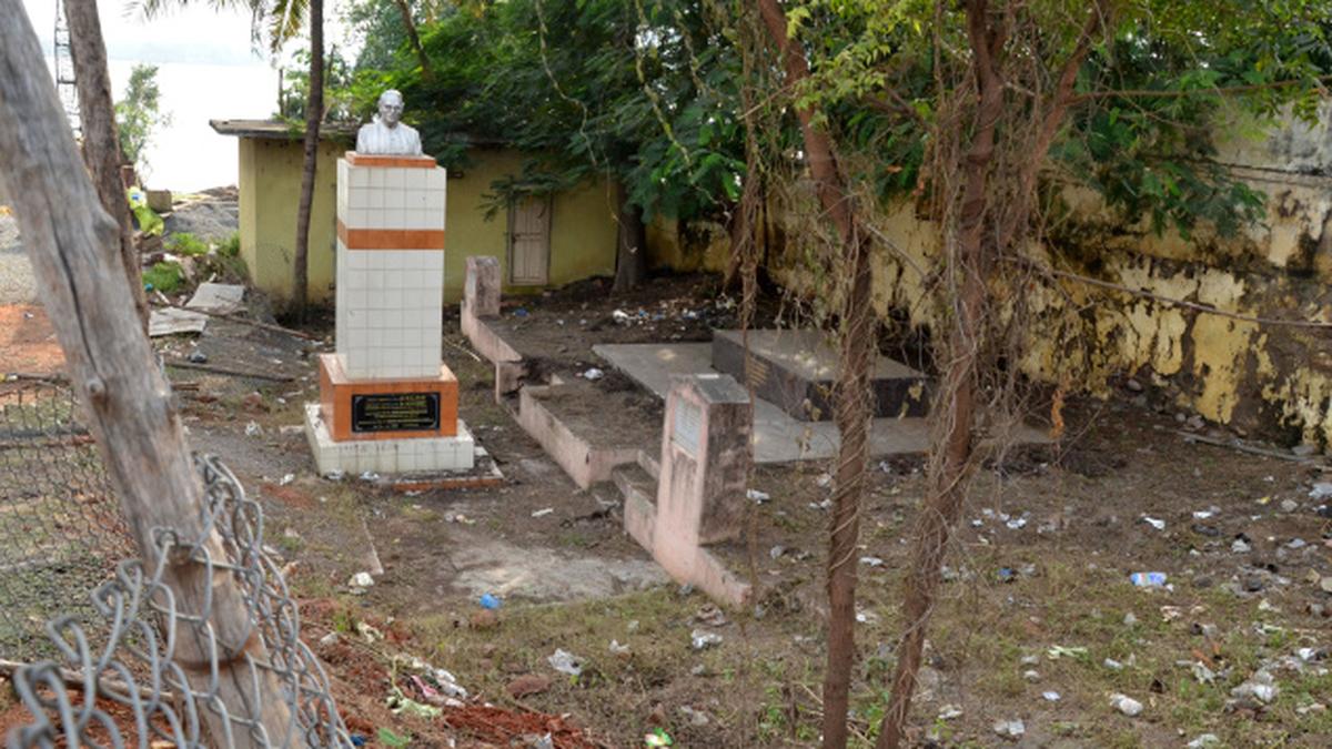 Collector promises to give facelift to K.L. Rao tomb - The Hindu