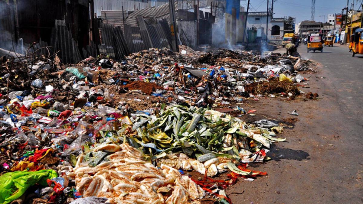 Hyderabad city stares at mounds of refuse - The Hindu