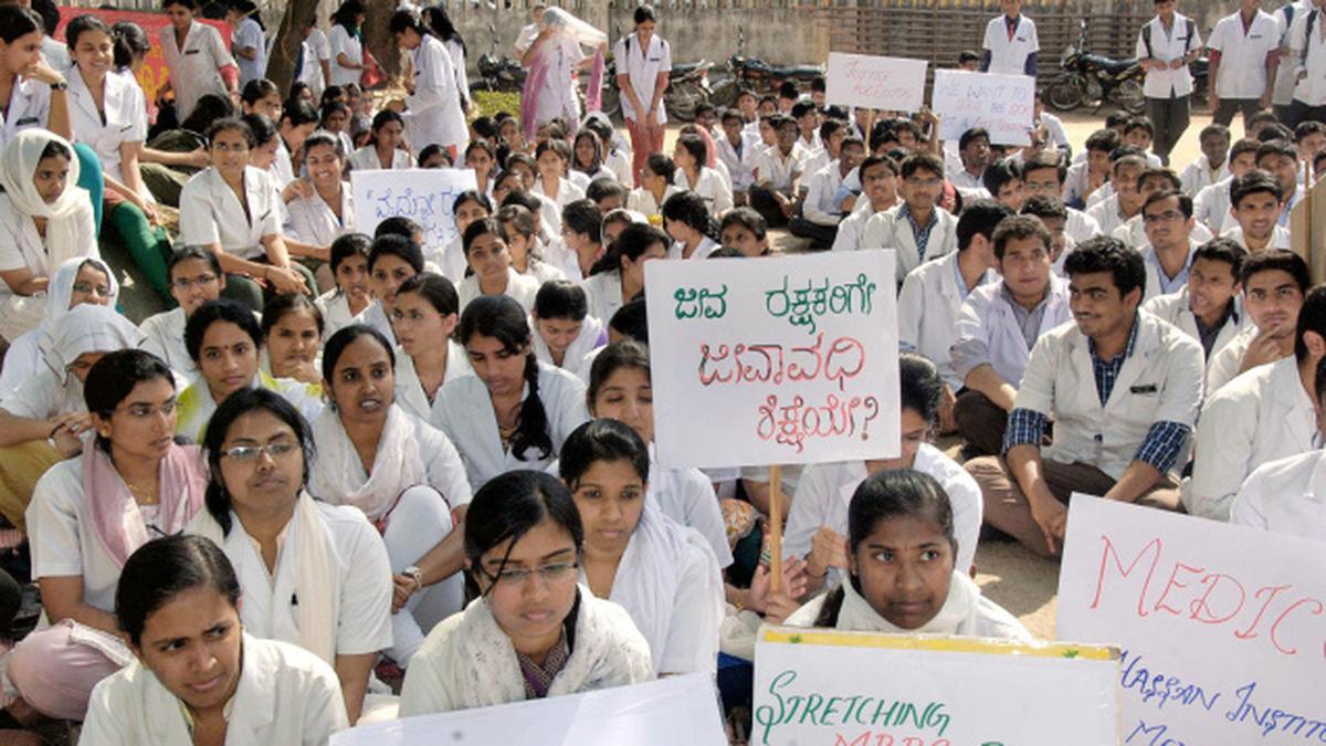 Students protest move to extend MBBS course duration - The Hindu