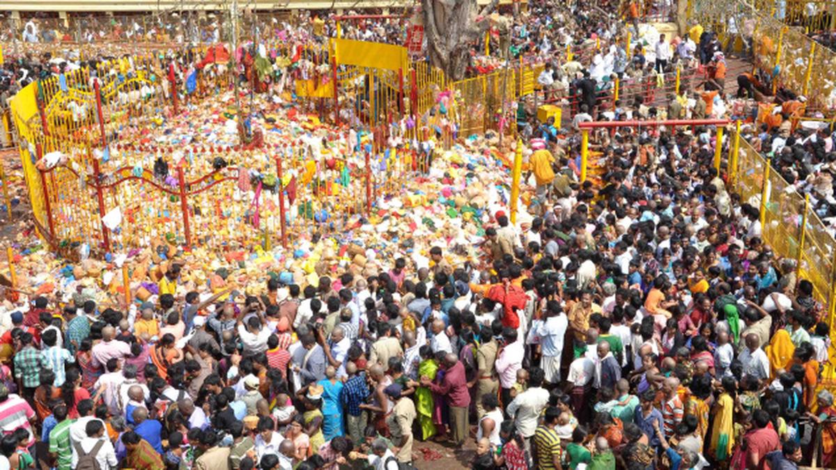 For a change, VIPs wait for darshan at Medaram - The Hindu
