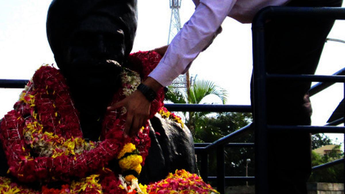 VUDA pays tributes to Mahakavi Gurajada - The Hindu