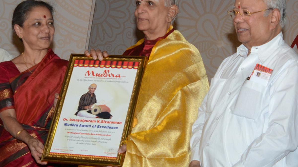 Umayalpuram Sivaraman honoured at fine arts festival - The Hindu