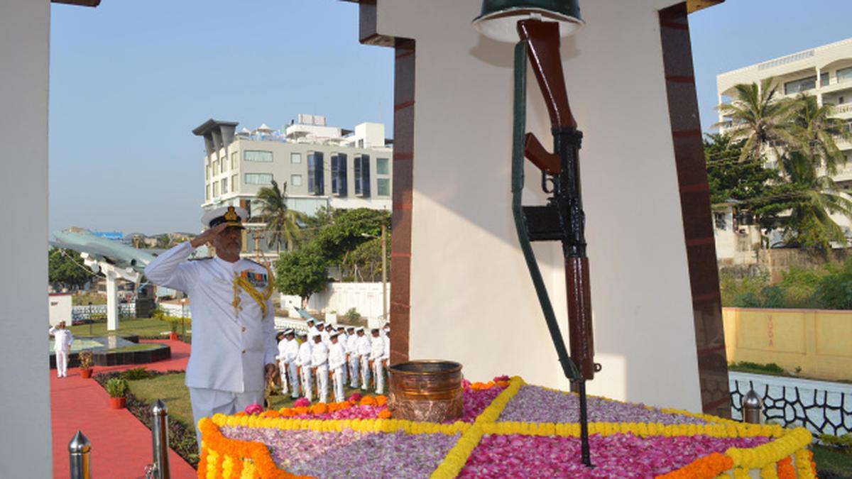 Tributes paid to martyrs on Vijay Diwas - The Hindu