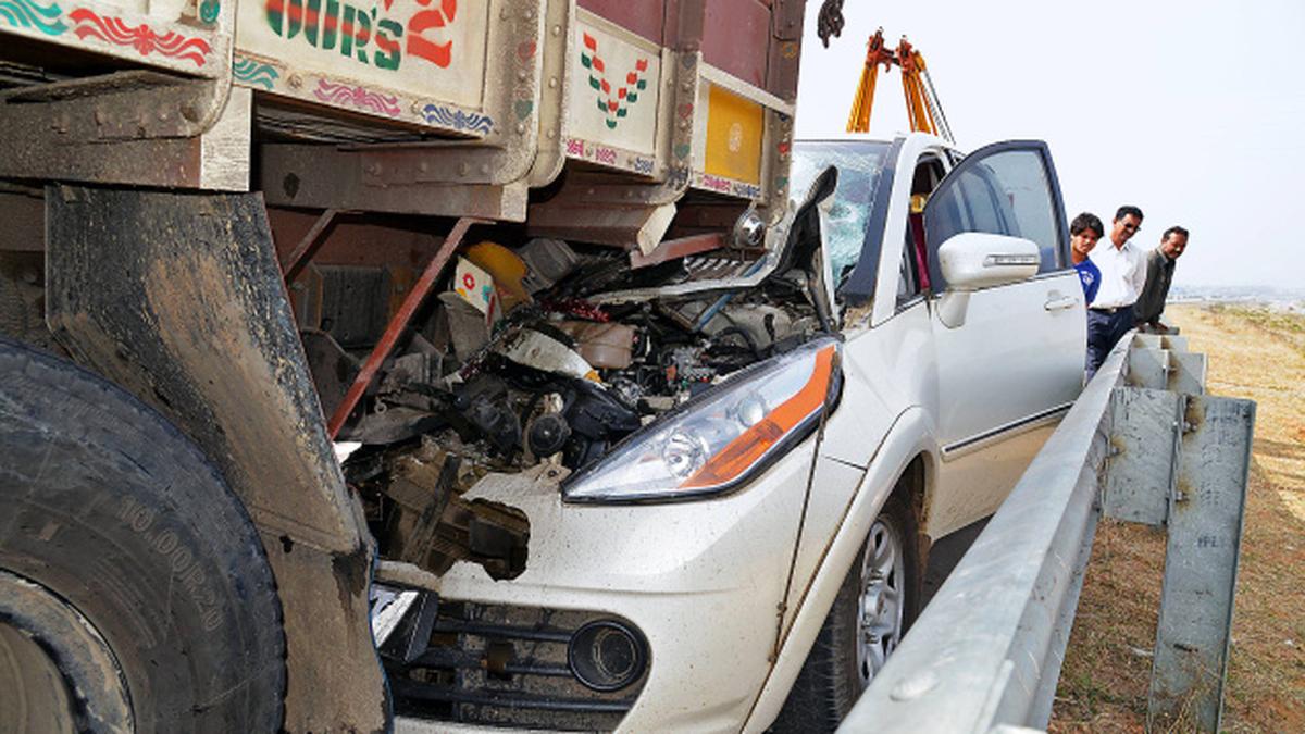 5 killed as SUV rams stationary lorry on ORR - The Hindu