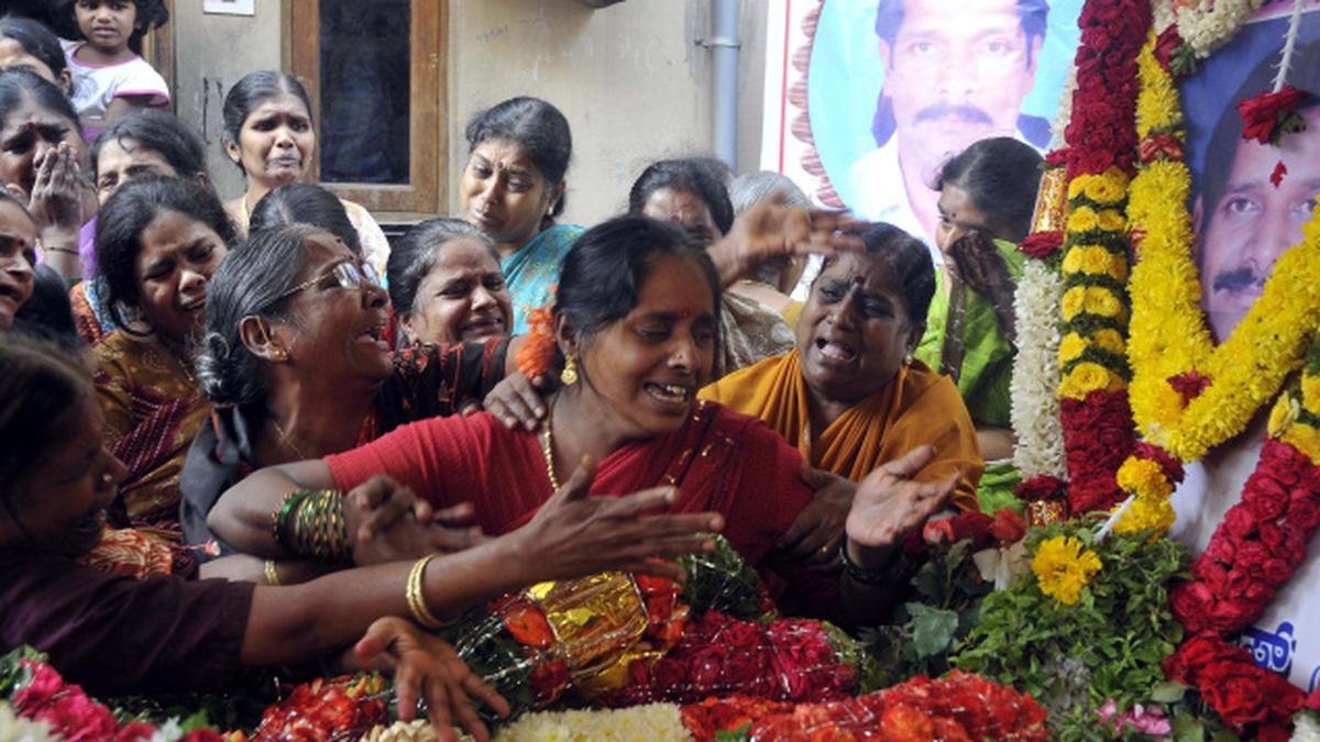 Kalasipalya mourns its own - The Hindu