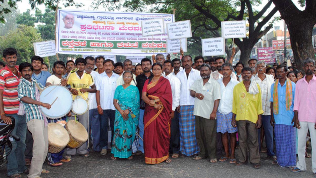 Chikka Mandya residents stage protest - The Hindu