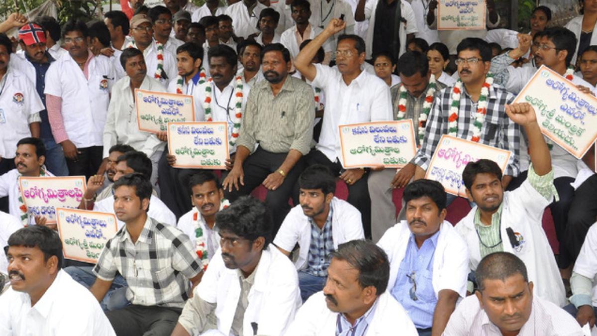 Arogyasri Mithras protest Guntur ‘attack’ - The Hindu