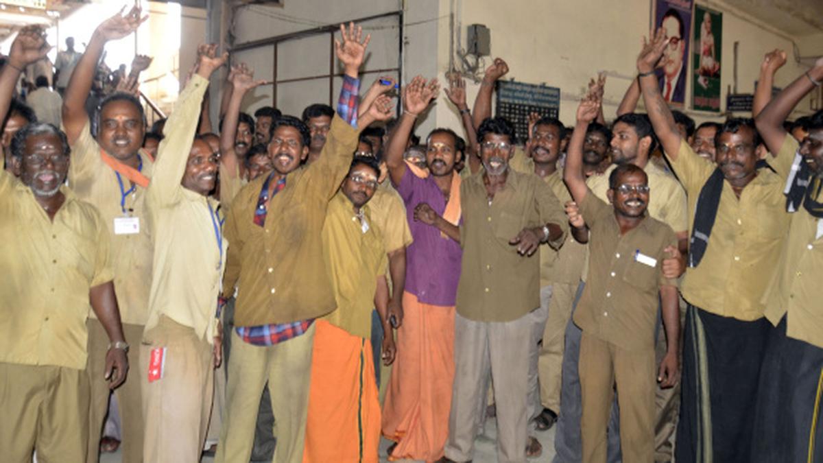 Tambaram auto drivers protest - The Hindu